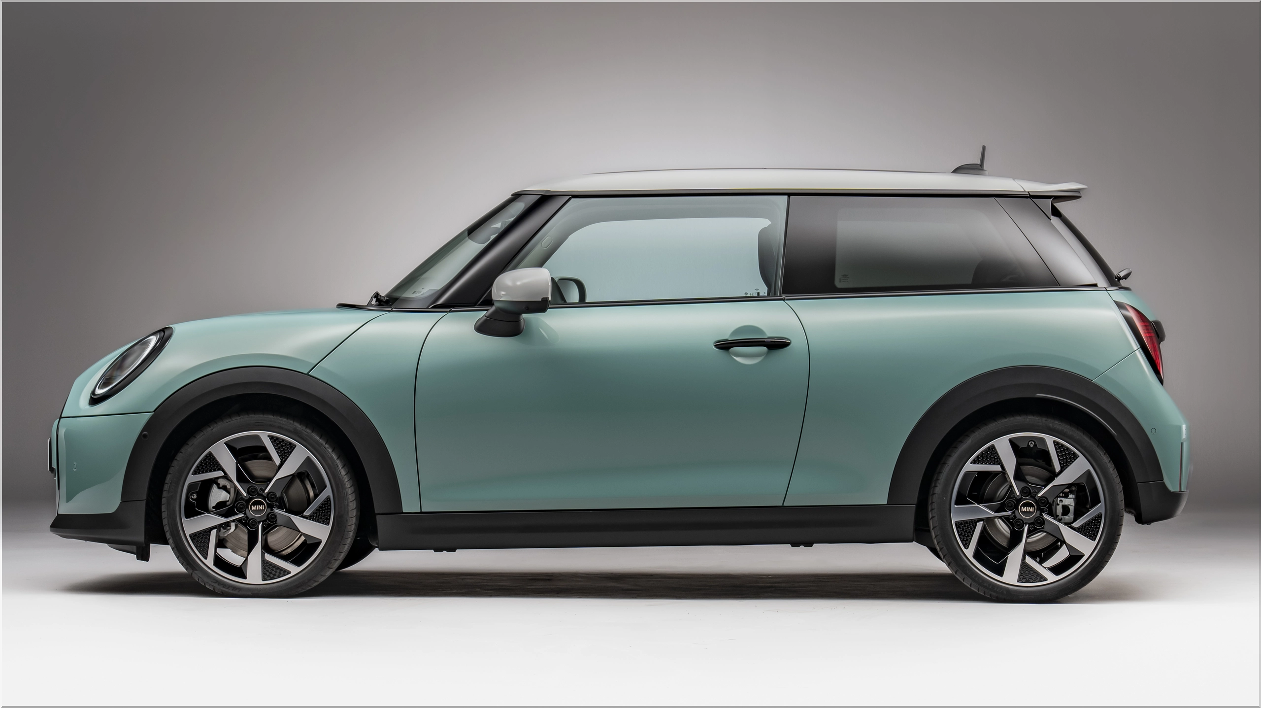 The new MINI Cooper with gasoline engines: A classic reborn with more ...