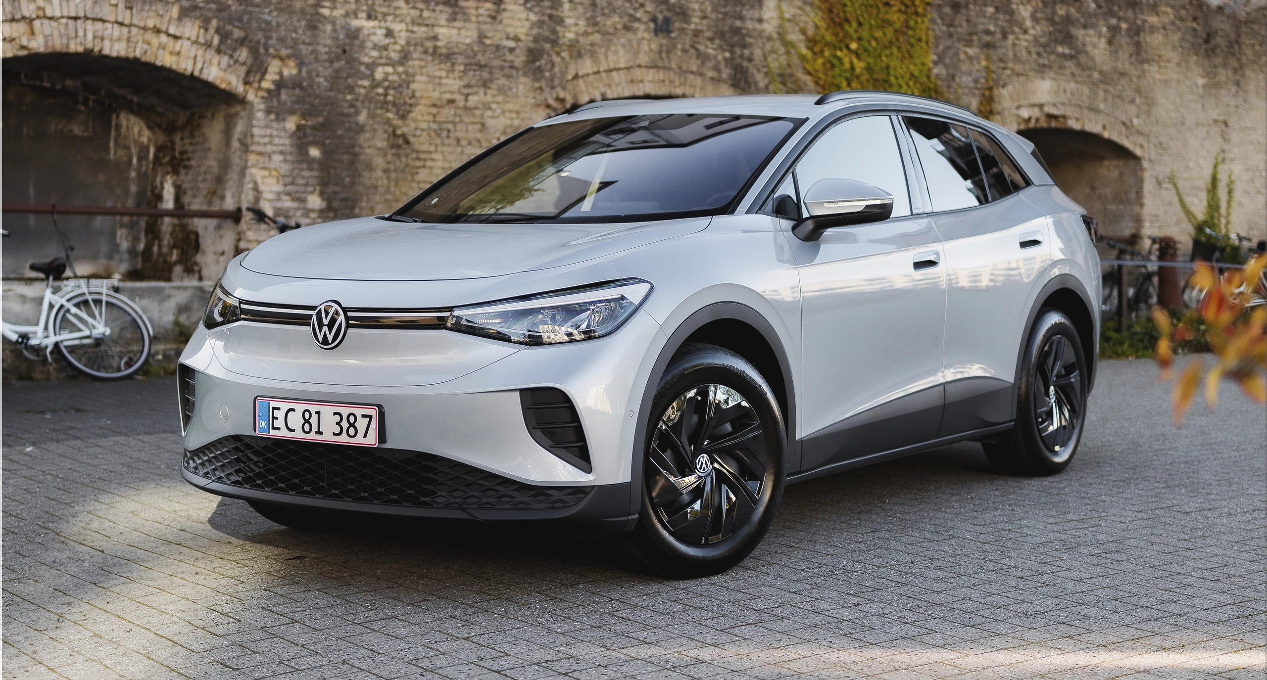 New VW ID.4 Delivers 335 HP and Faster Charging in 2025 | Panorica